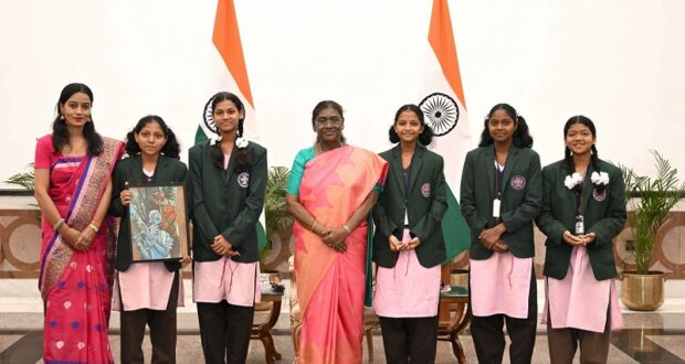 EMRS Odisha Students Celebrate Raksha Bandhan at Rashtrapati Bhawan ...
